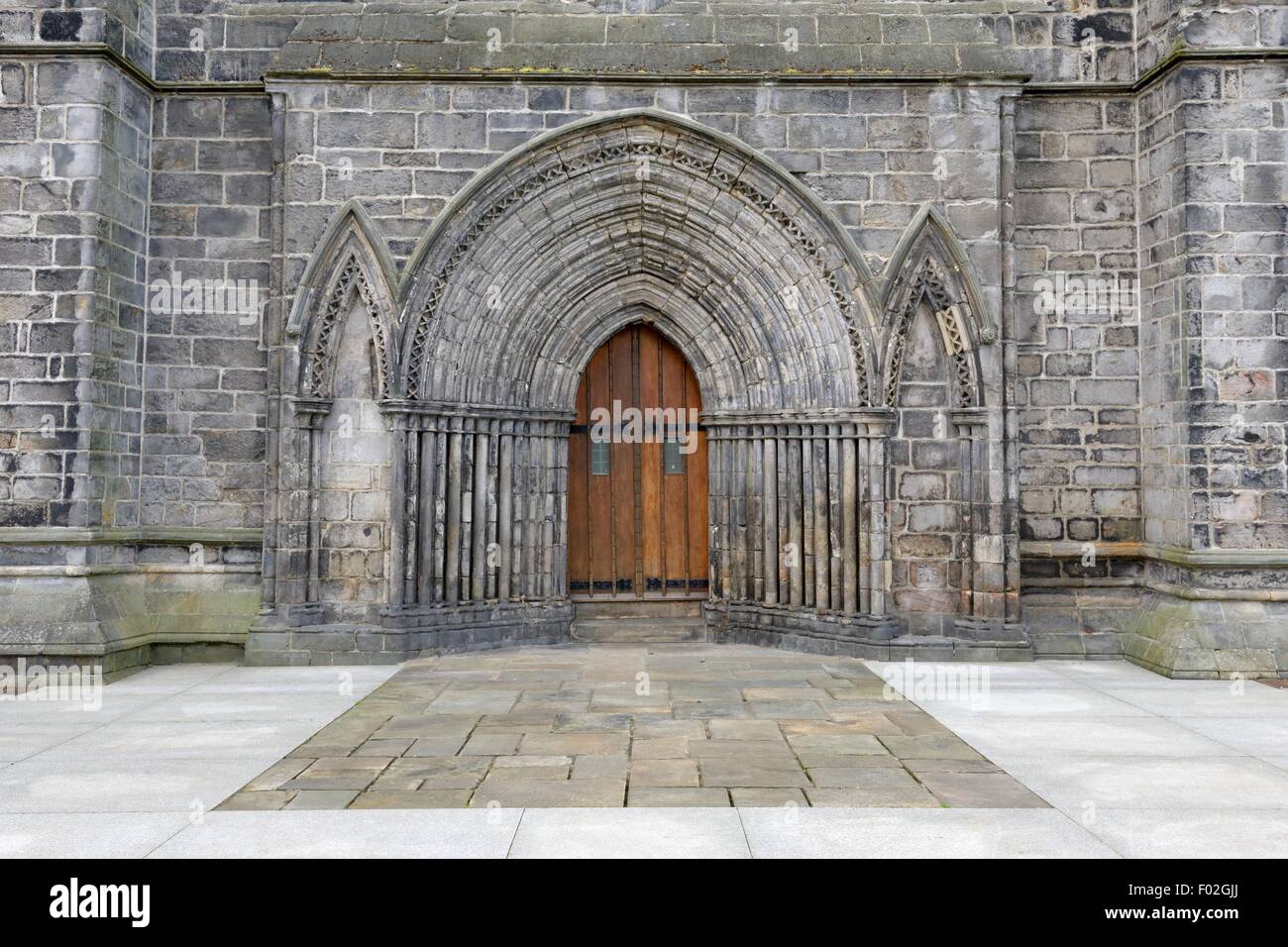 Decorative sandstone masonry surrounding wooden doors of Paisley Abbey ...