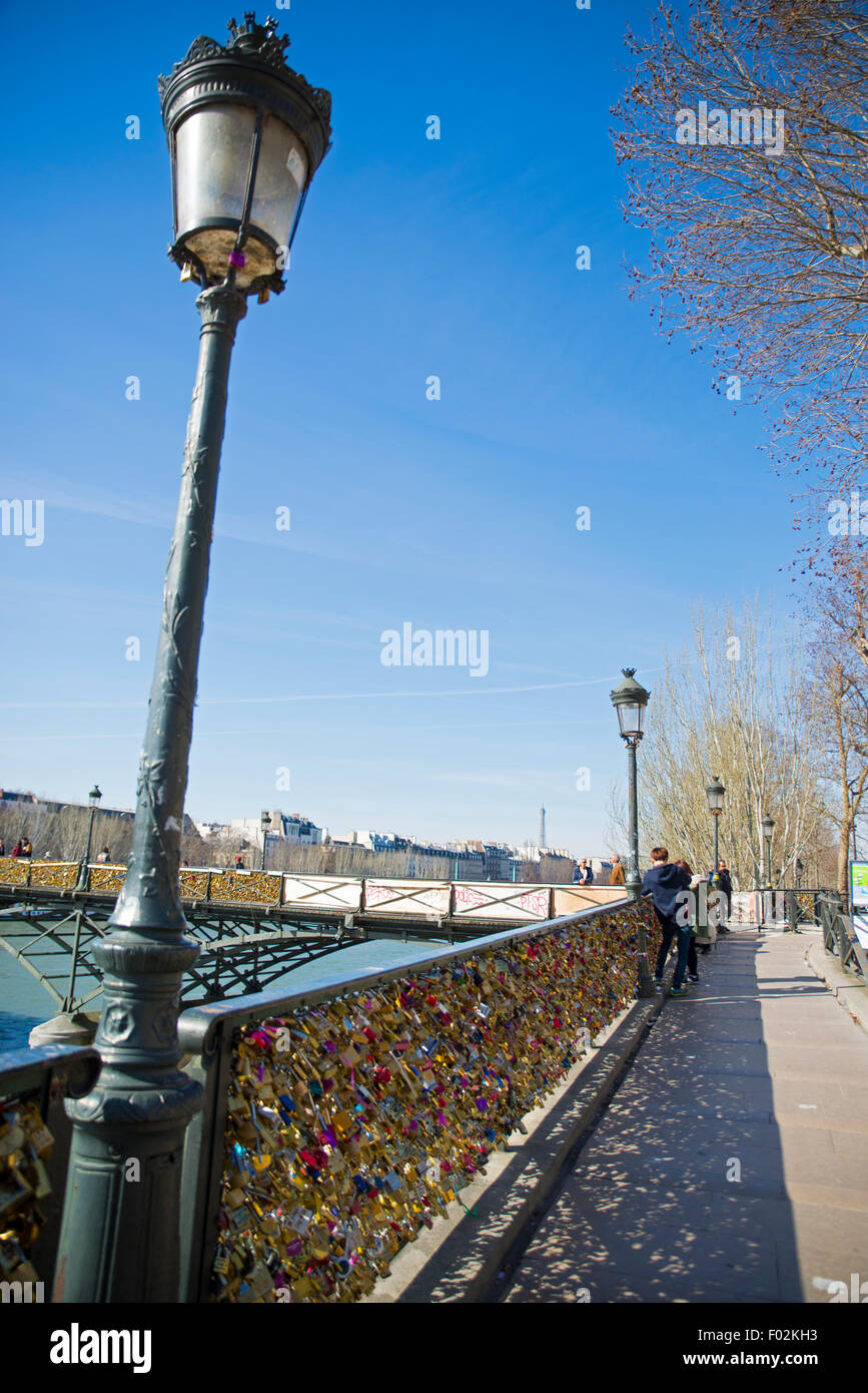 Arts bridge paris hi-res stock photography and images - Alamy