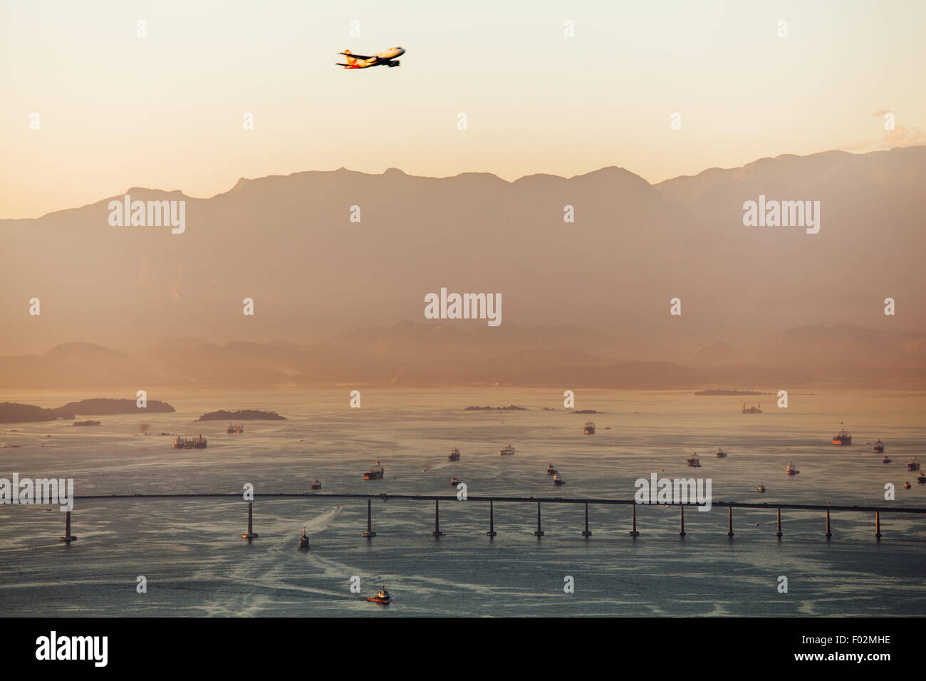 Rio de janeiro mountain plane hi-res stock photography and images - Alamy