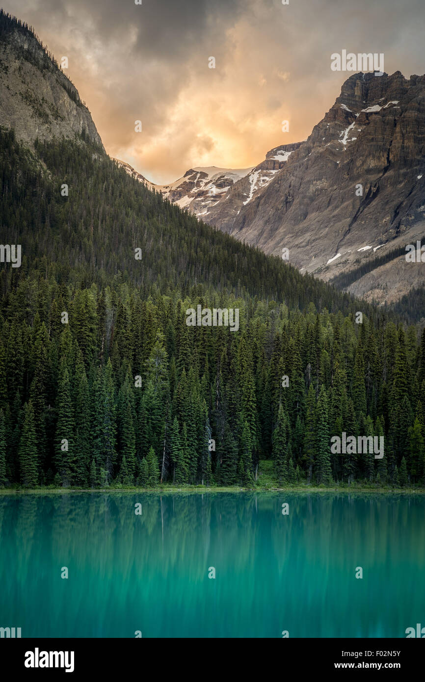Sunrise emerald lake in yoho hi-res stock photography and images - Alamy