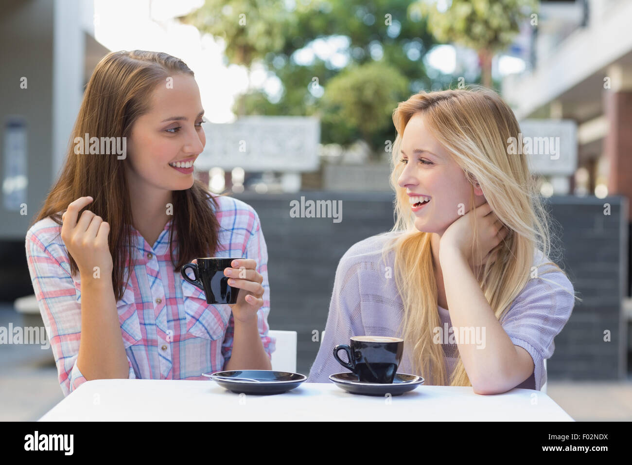 Women friends hi-res stock photography and images - Alamy