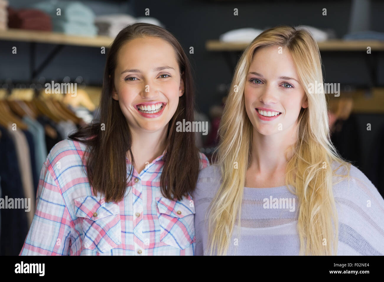 Two pretty women hi-res stock photography and images - Alamy