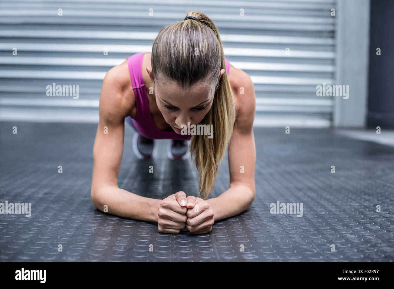 A muscular woman on a plank position Stock Photo - Alamy