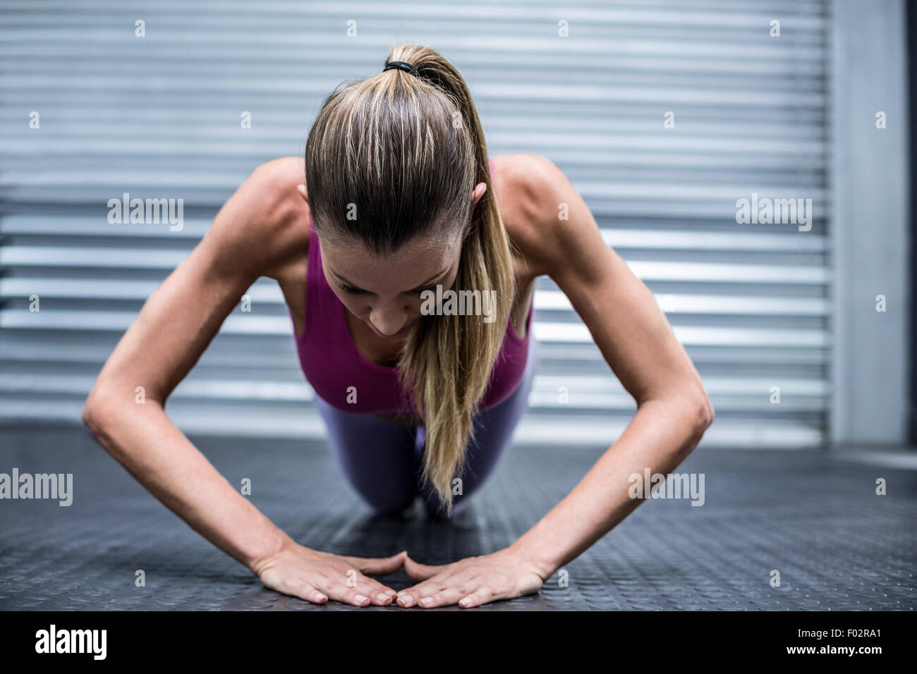 A muscular woman on a plank position Stock Photo - Alamy