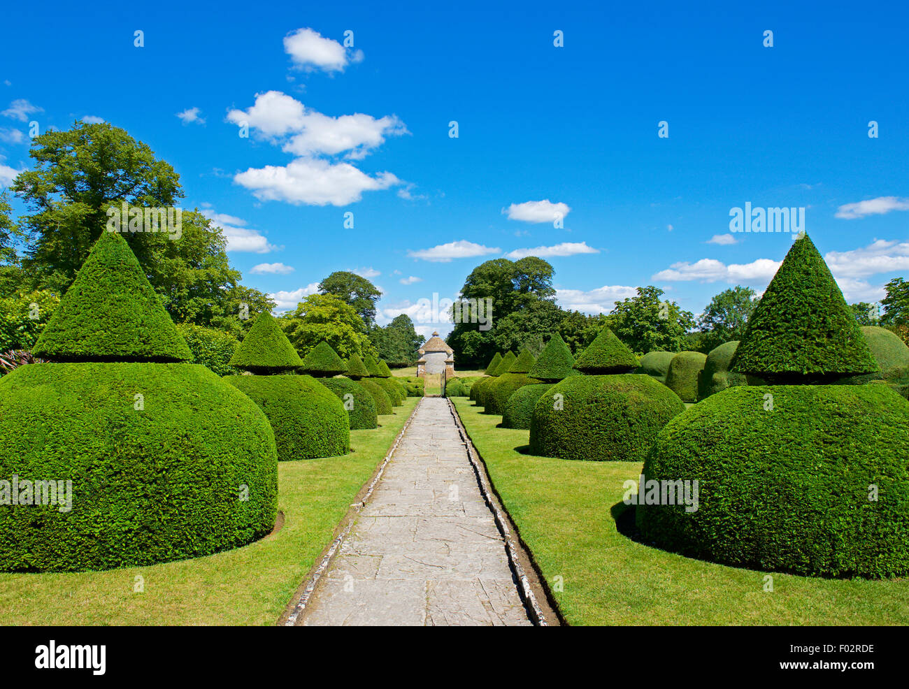Formal topiary manor house hi-res stock photography and images - Alamy
