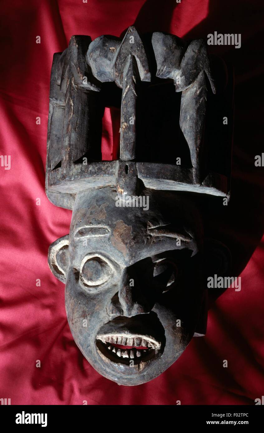 Podoko ritual mask, from Oudjila village, Cameroon Stock Photo - Alamy
