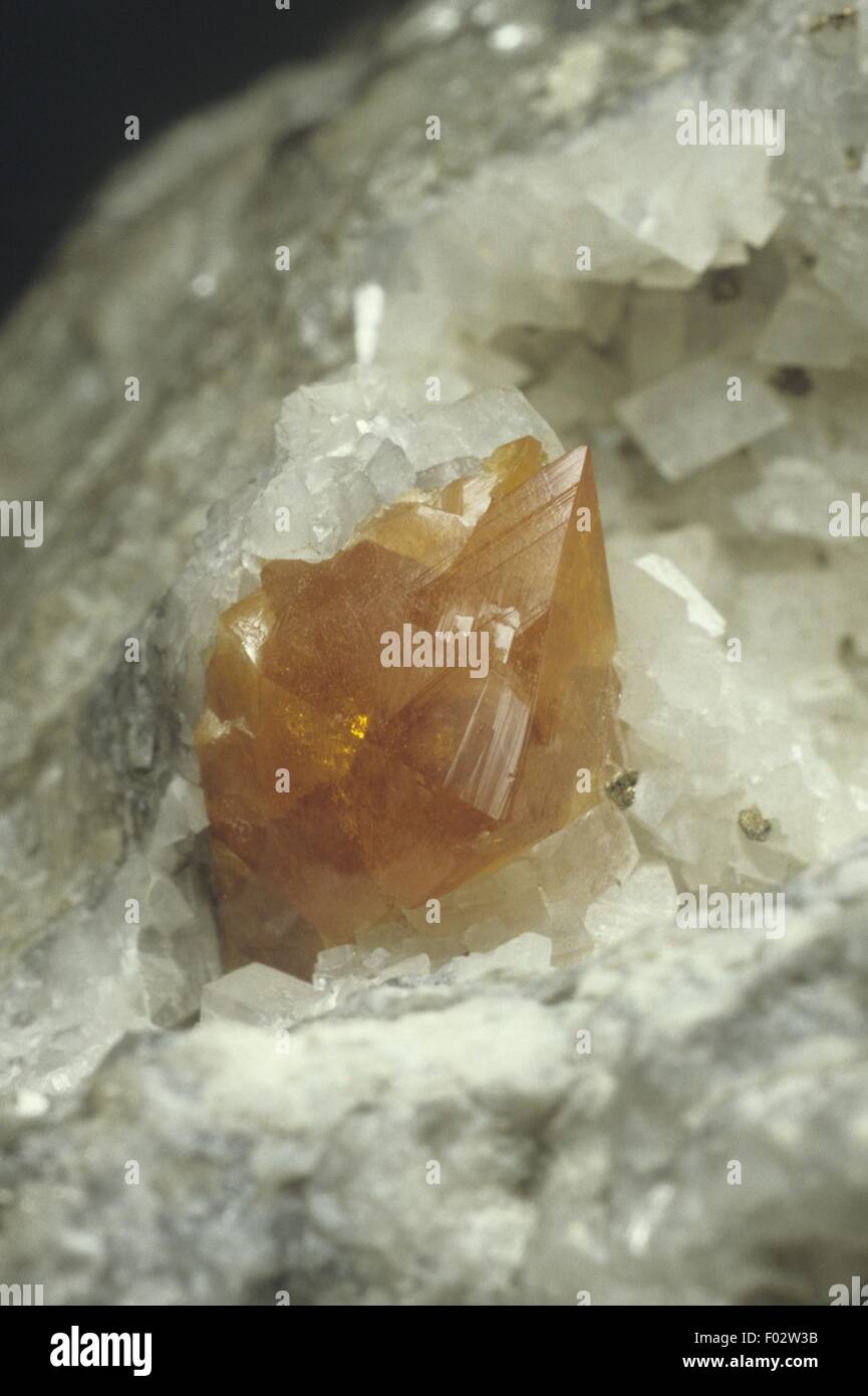 Minerals - Sulfates - Scheelite, close-up Stock Photo - Alamy