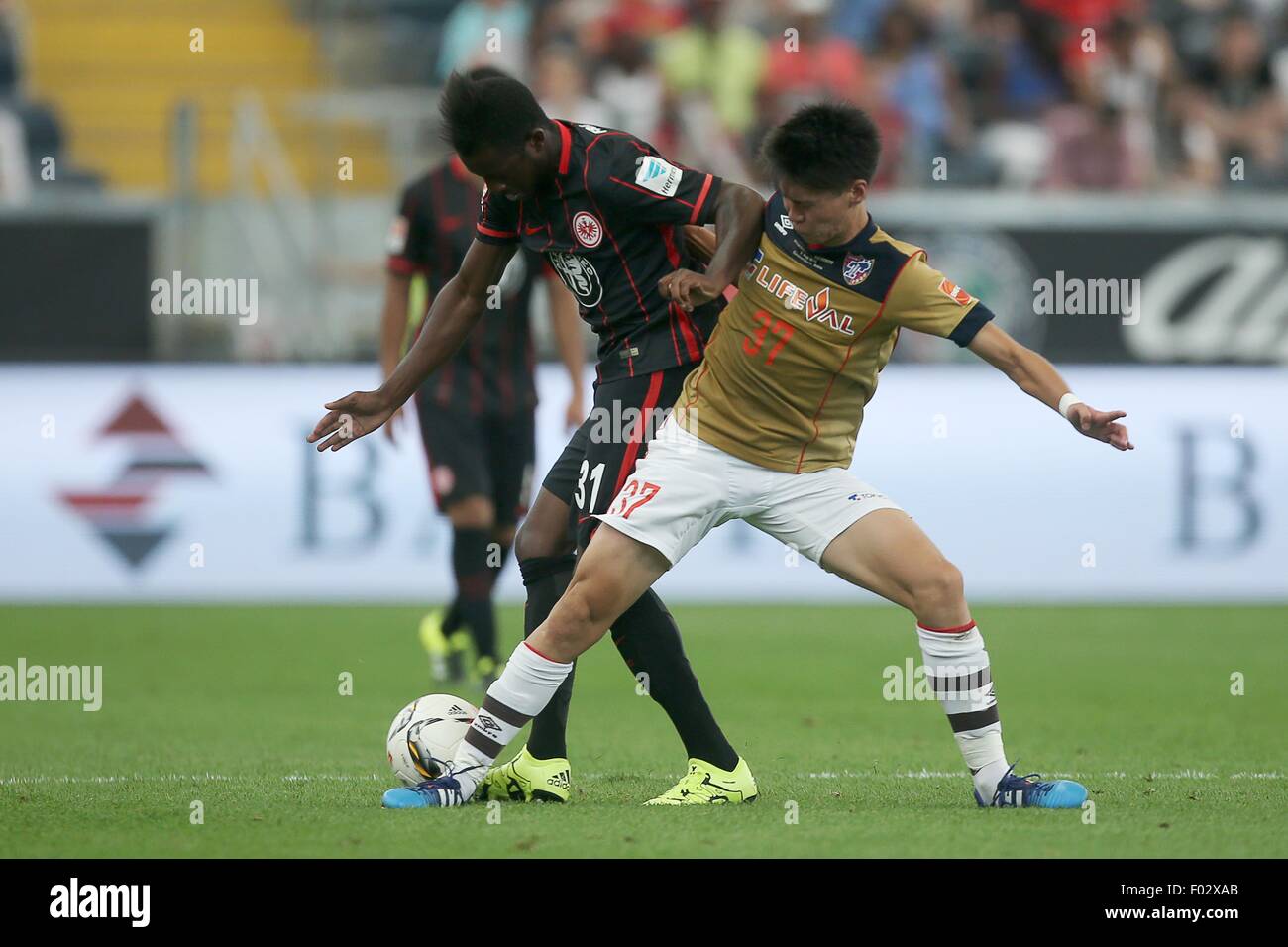 Frankfurt's David Kinsombi (L) and Tokyo's Kento Hashimoto vie for the ...