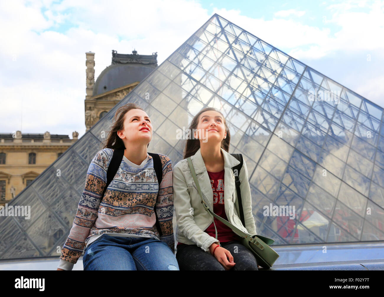 Teenager paris louvre pyramid hi-res stock photography and images - Alamy