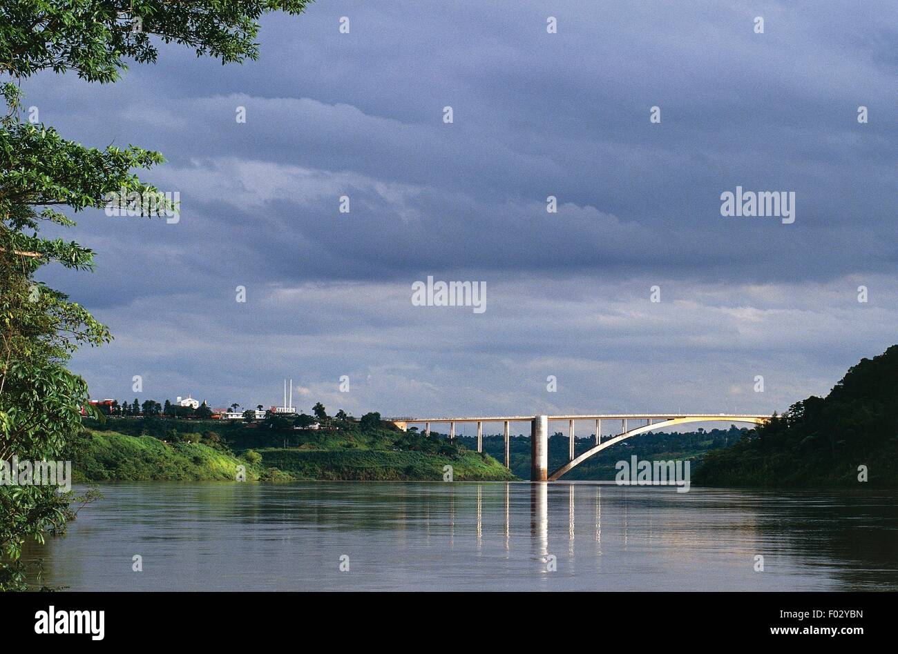 The Friendship Bridge (Ponte da Amizade o Puente de la Amistad) over ...