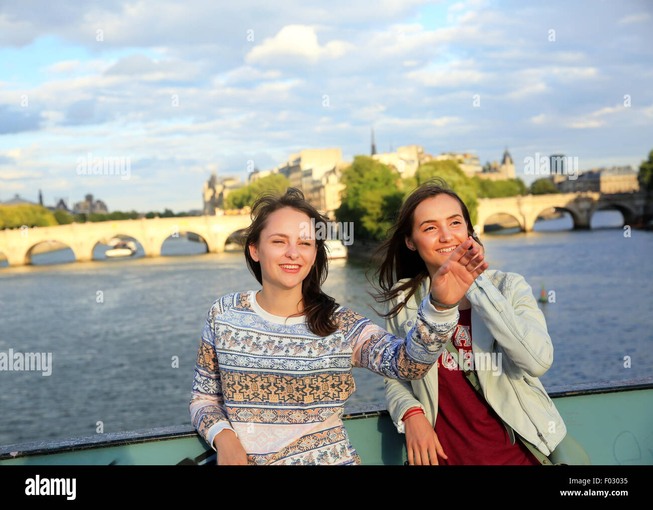 Happy beautiful student girls in Paris Stock Photo - Alamy