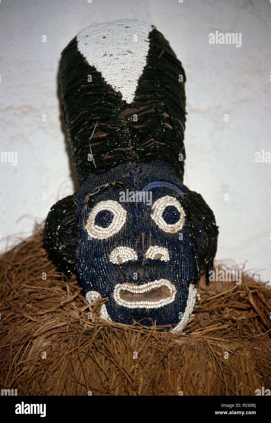 Cameroon mask hi-res stock photography and images - Alamy