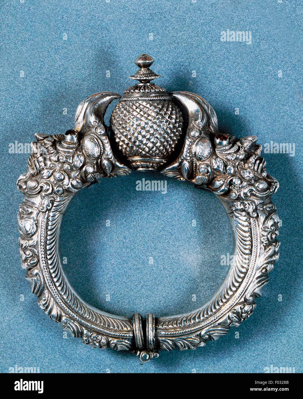 Silver crafts hi-res stock photography and images - Alamy