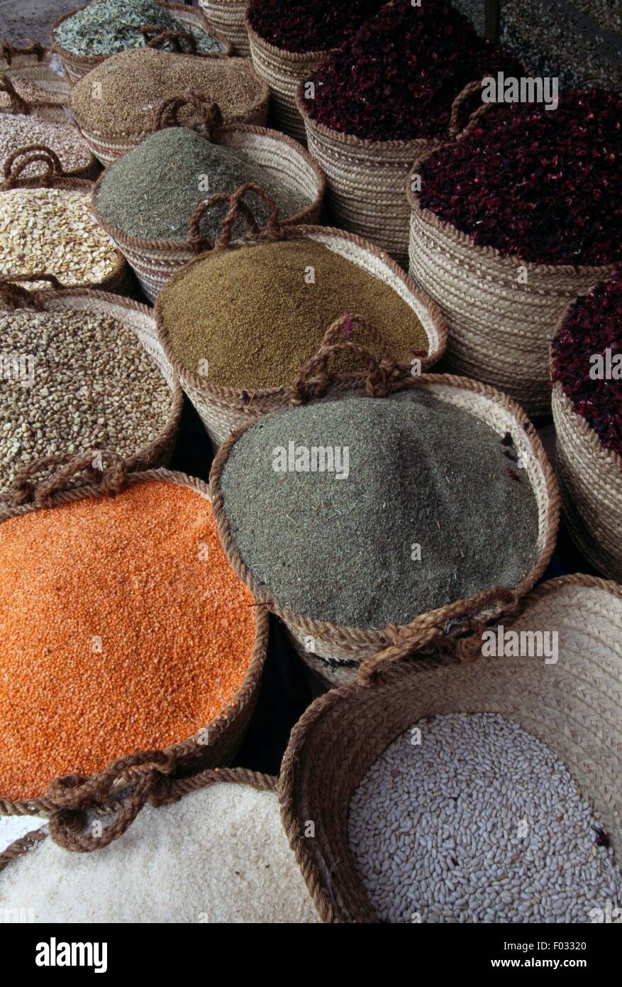 Pulses on display in a market in Luxor, Egypt Stock Photo - Alamy