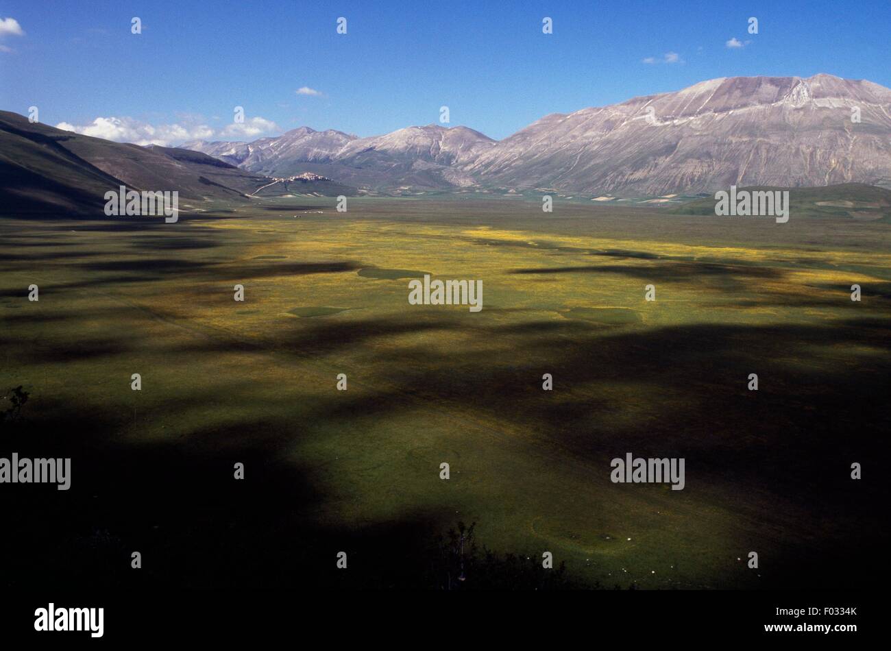 Plains of Castelluccio, Sibillini Mountains National Park, Umbria ...