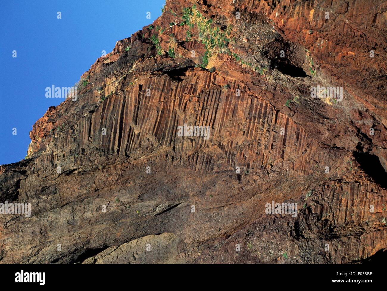 Columnar type cracking phenomenon in the rocks of Punta Palazzu ...