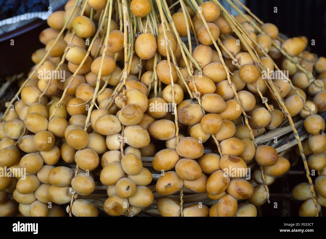 Fresh dates for sale at the souk in Mosu, Iraq Stock Photo - Alamy