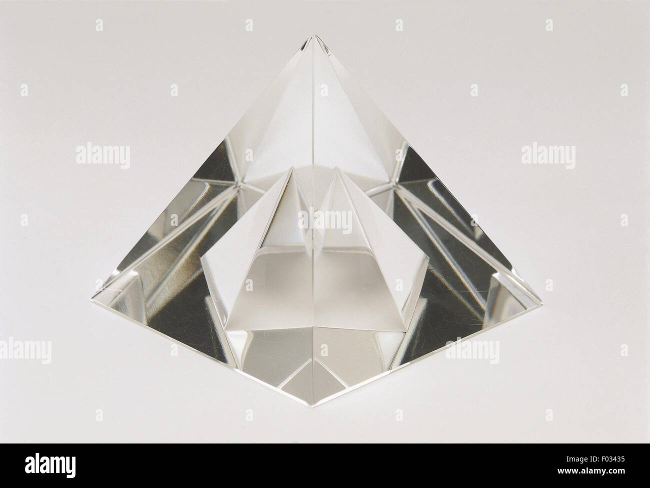 Mineralogy - Crystal pyramid, three-quarter view Stock Photo - Alamy
