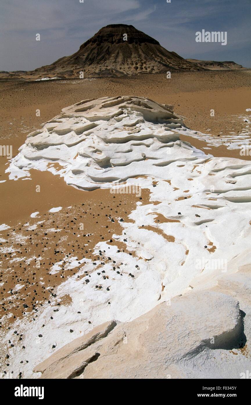 Limestone formations, White Desert near the Farafra Oasis, Libyan ...