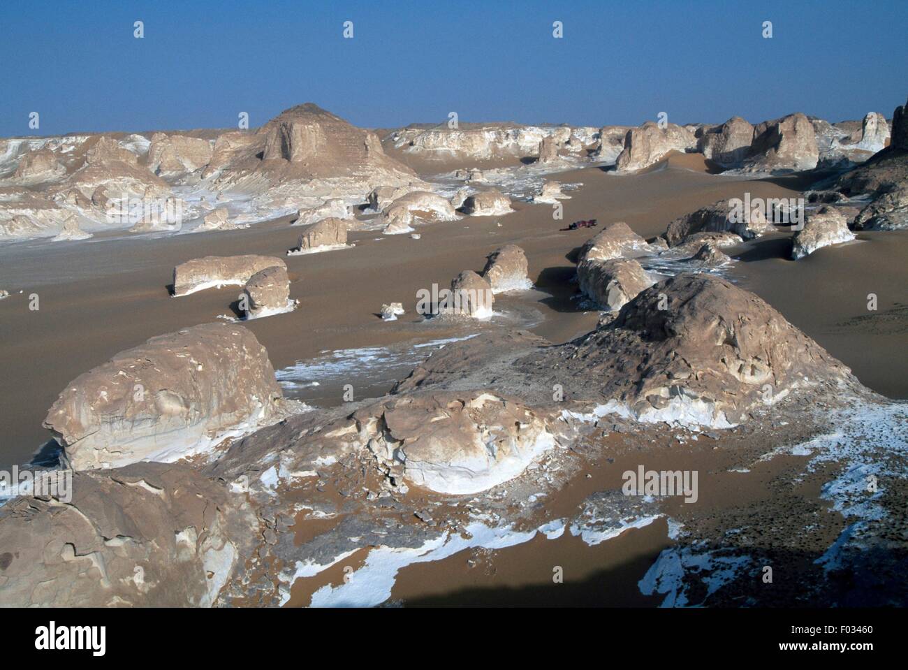 Limestone formations, White Desert near the Farafra Oasis, Libyan ...