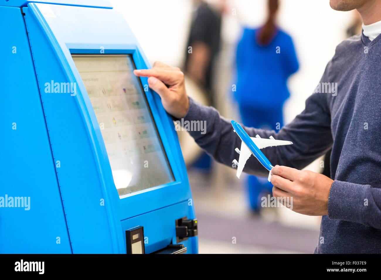 Check in desk airport tickets hi-res stock photography and images - Alamy