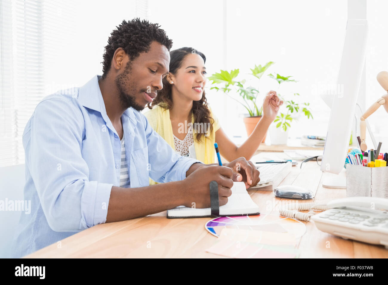 Taking notes office group hi-res stock photography and images - Alamy