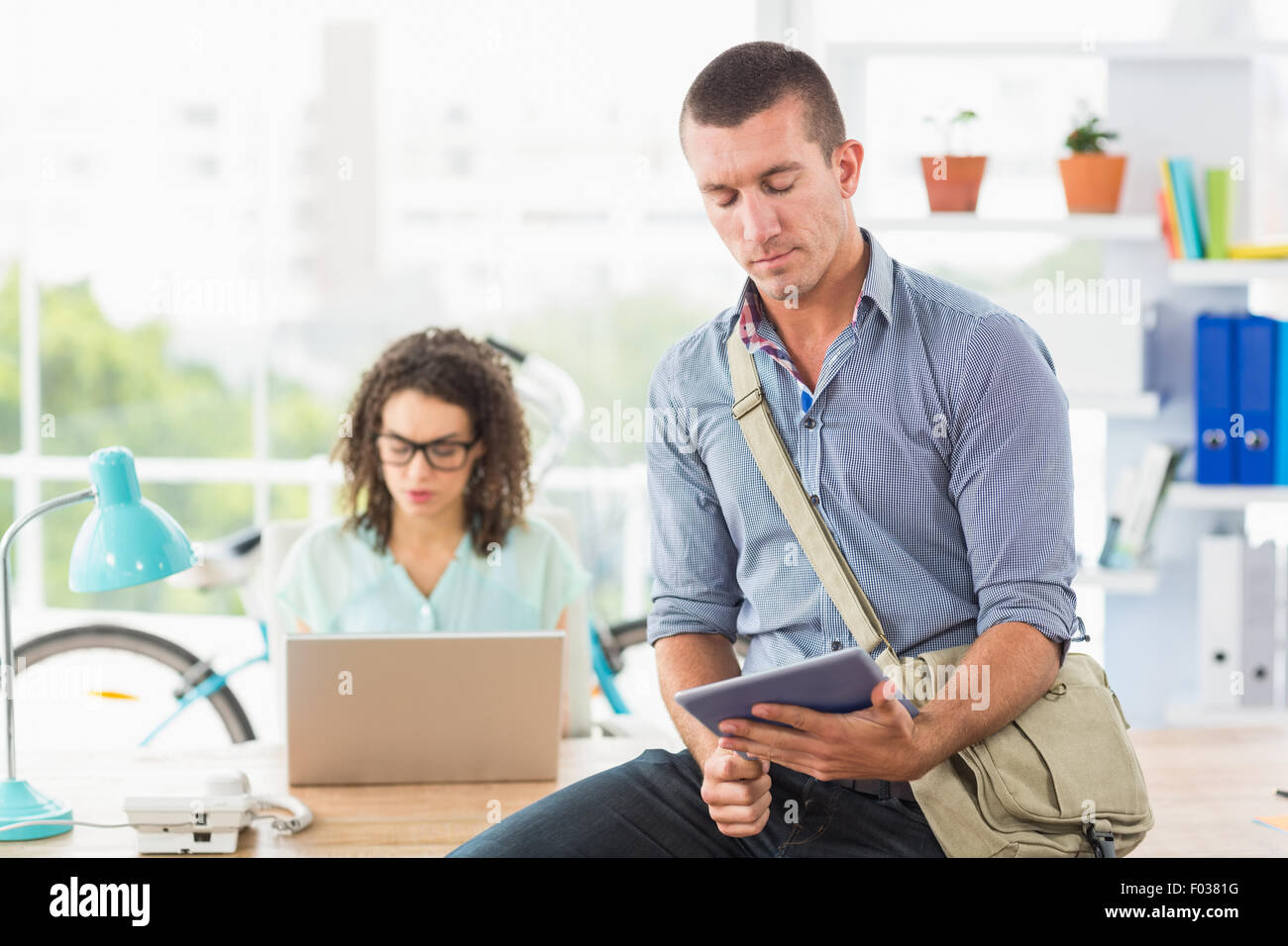 Businessman tablet computer bag hi-res stock photography and images - Alamy