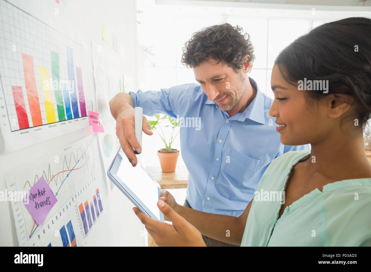 Explaining charts hi-res stock photography and images - Alamy