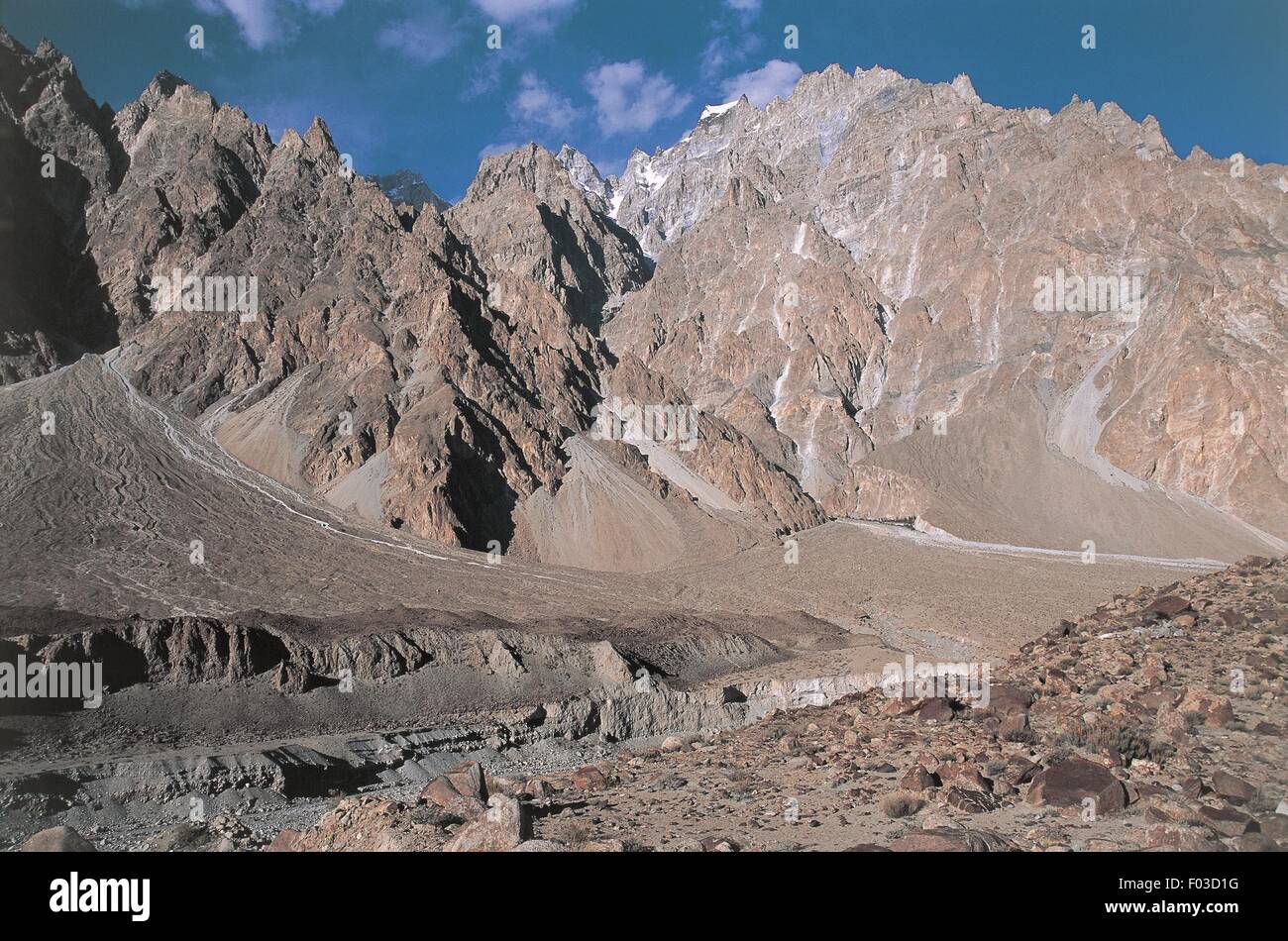 Pakistan - Indus Valley - Mountain landscape Stock Photo - Alamy