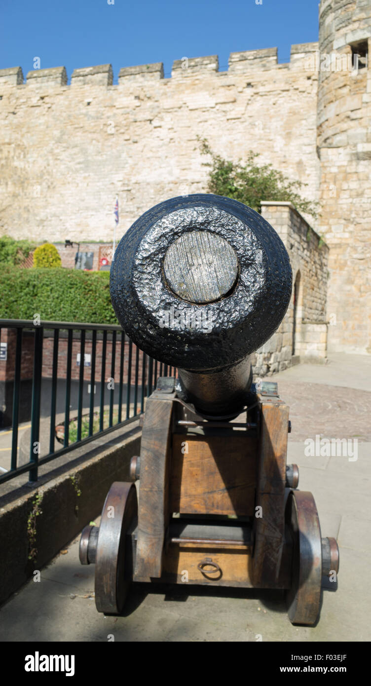 Castle defense defence cannon hi-res stock photography and images - Alamy