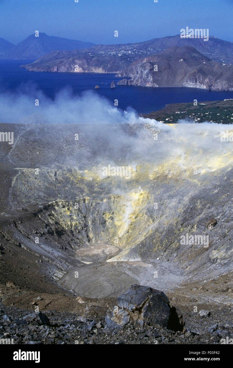 Fossa di vulcano hi-res stock photography and images - Alamy
