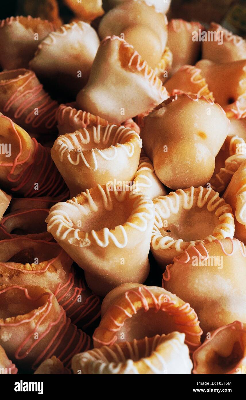 Candelaus sbuidusu, small myrtle liqueur-filled cakes, Sardinia, Italy ...