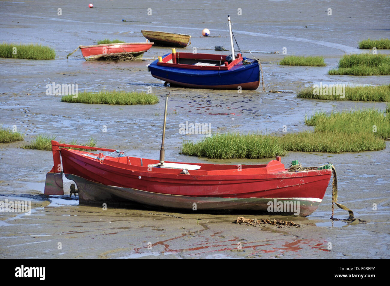 Beached sailing boats stranded in low tide Stock Photo - Alamy