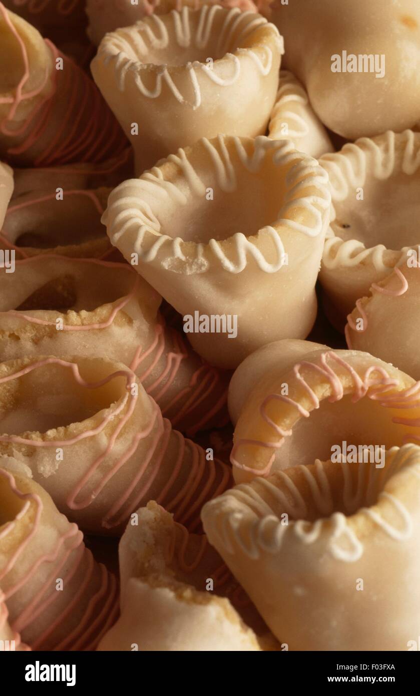 Candelaus sbuidusu, small myrtle liqueur-filled cakes, Sardinia, Italy ...