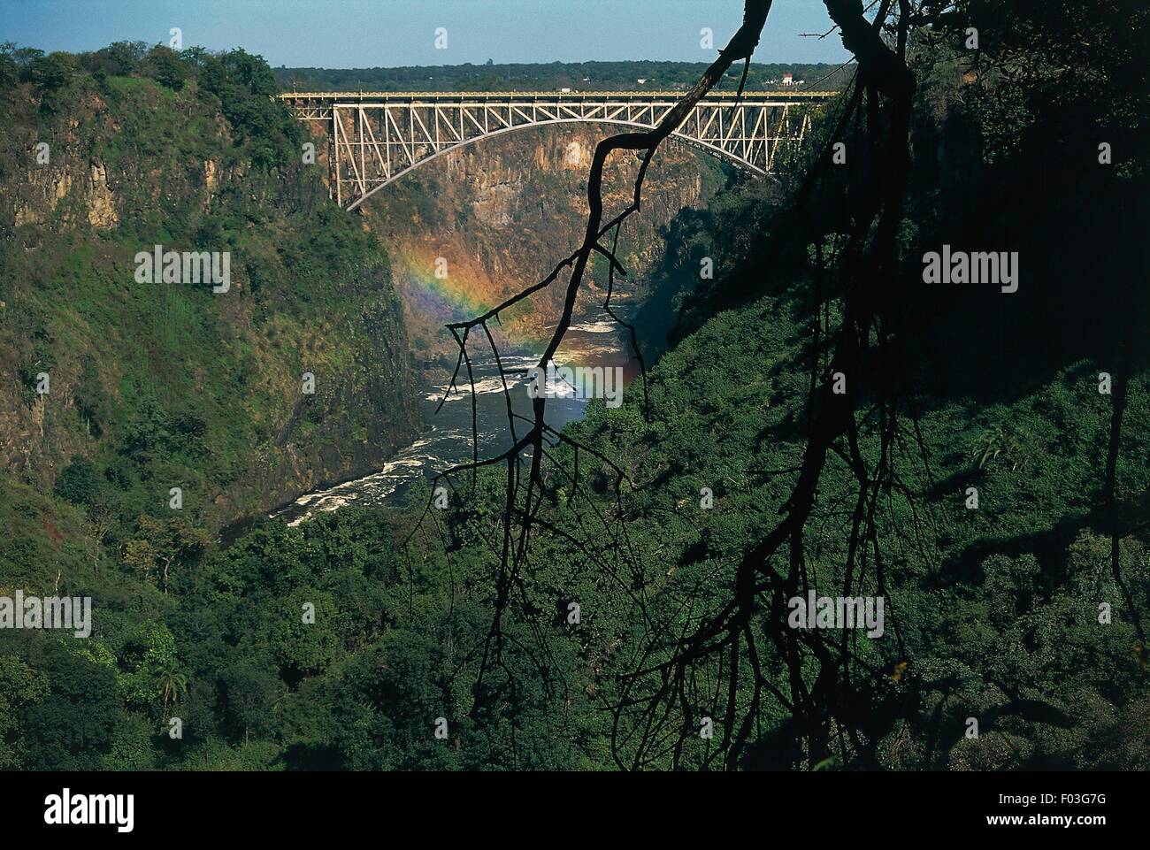 The iron bridge over the Zambezi River connecting Zambia and Zimbabwe ...