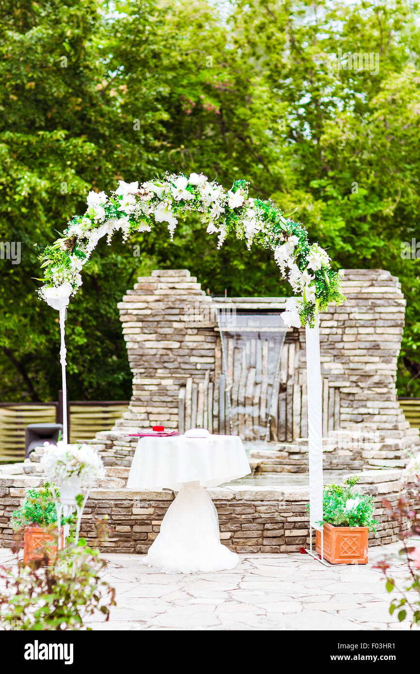White flowers decorations Stock Photo - Alamy