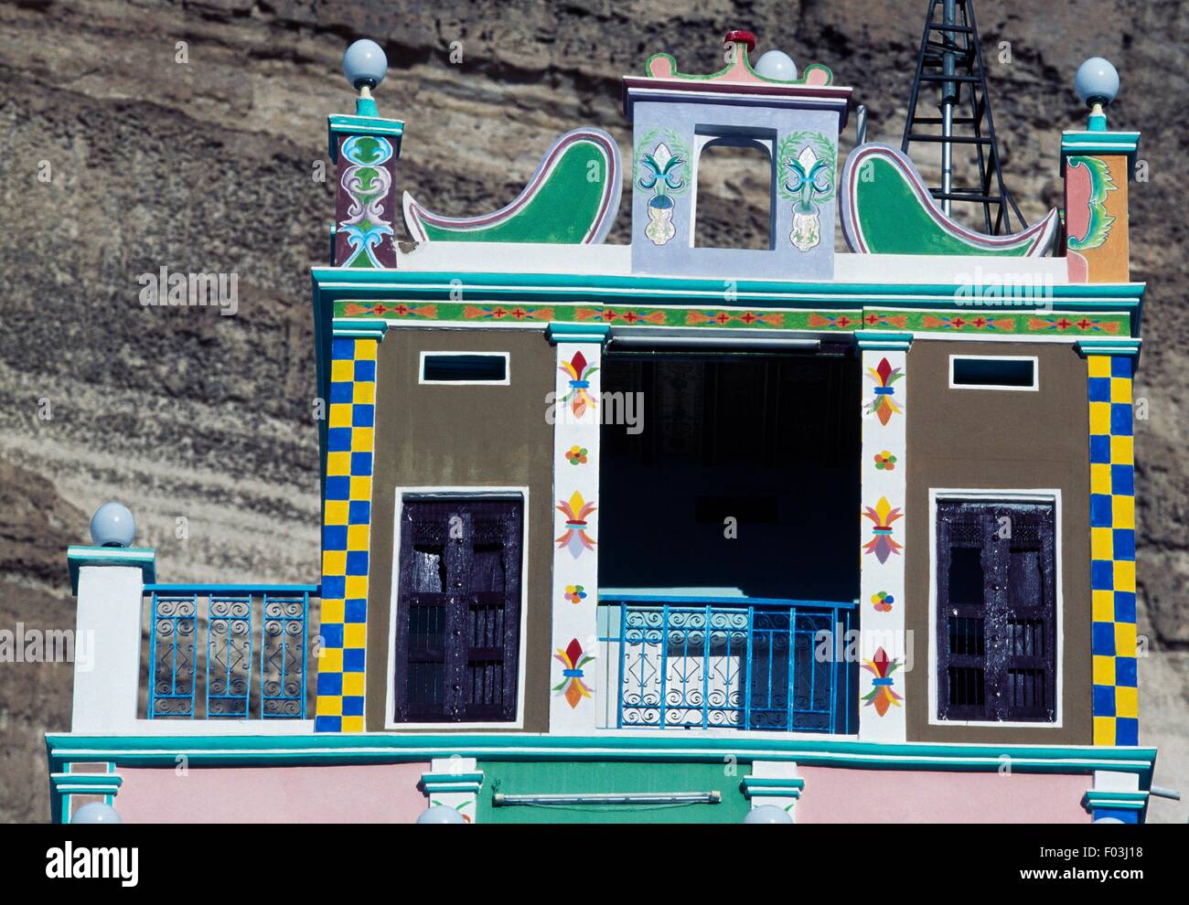 Typical coloured housing in Wadi Doan, Hadramawt province, Yemen Stock ...