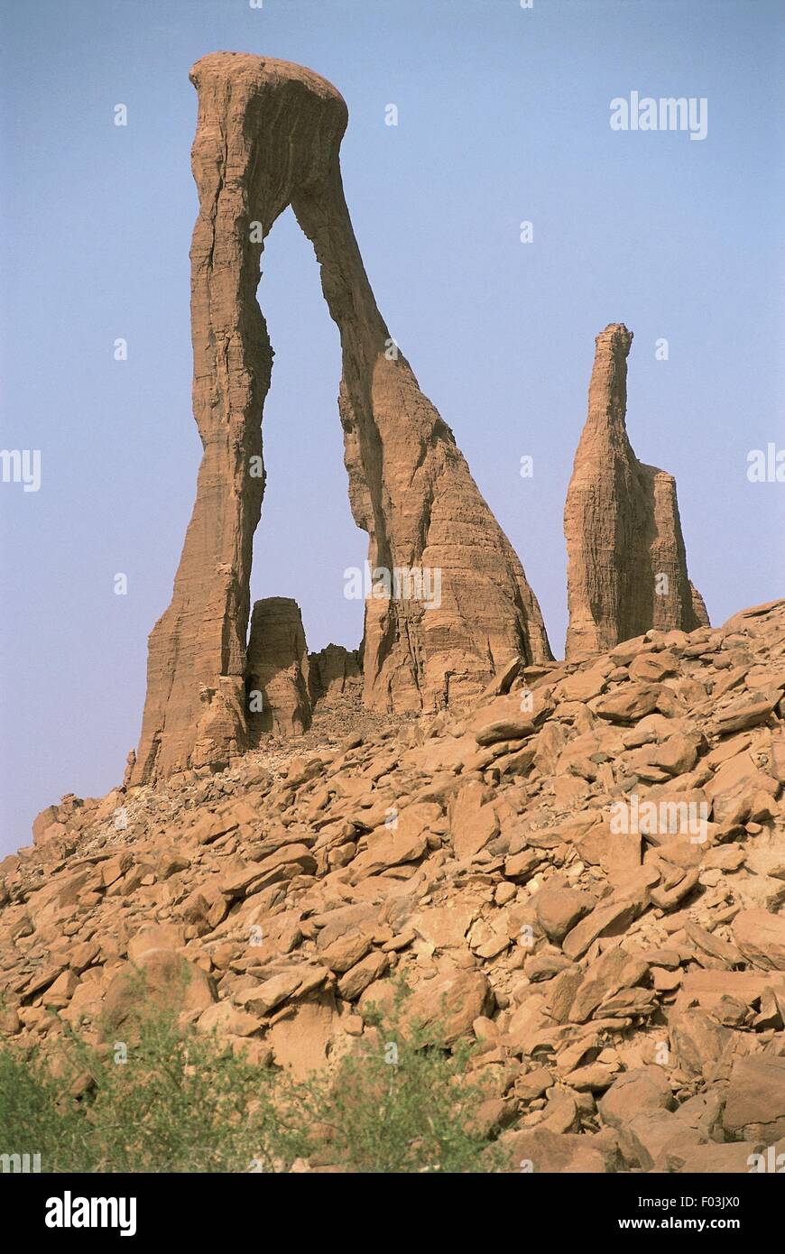 Chad - Ennedi massif - Rock arch in the neighbourhood of Bachikele ...
