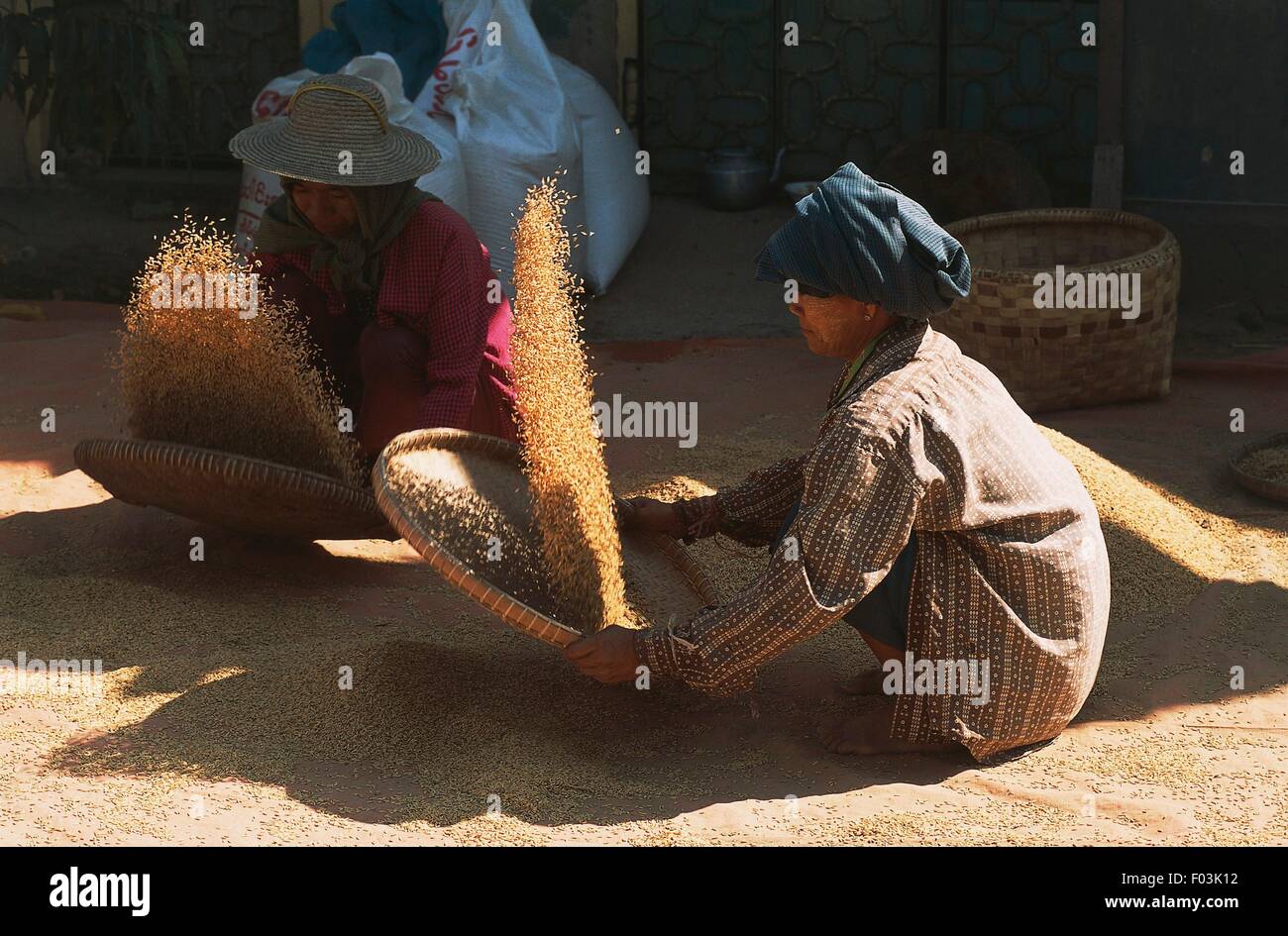 Sieving rice hi-res stock photography and images - Alamy