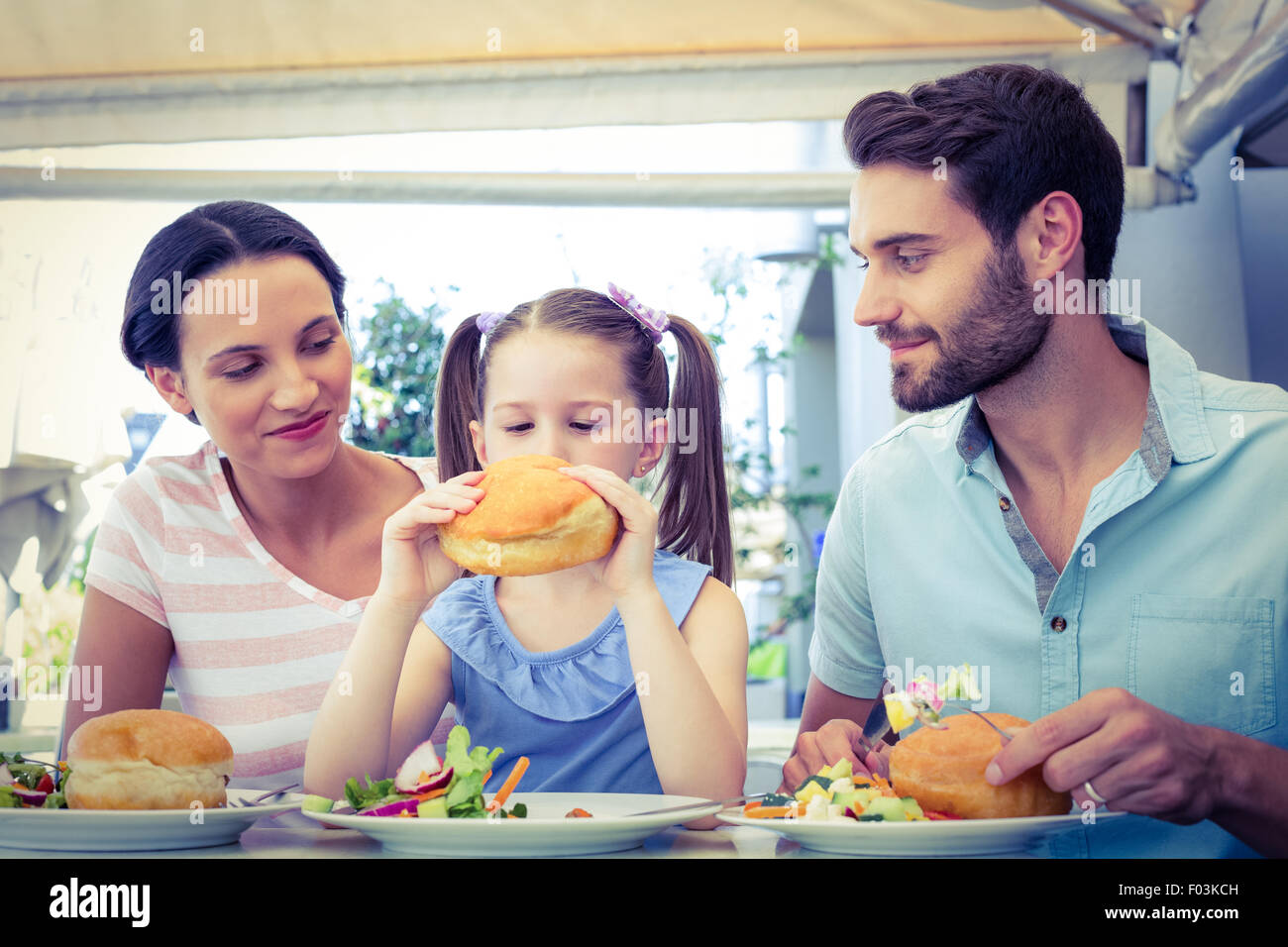 A family eating at the restaurant Stock Photo - Alamy