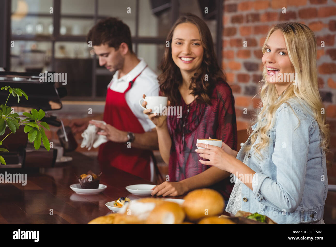 Friends coffee shop hi-res stock photography and images - Alamy