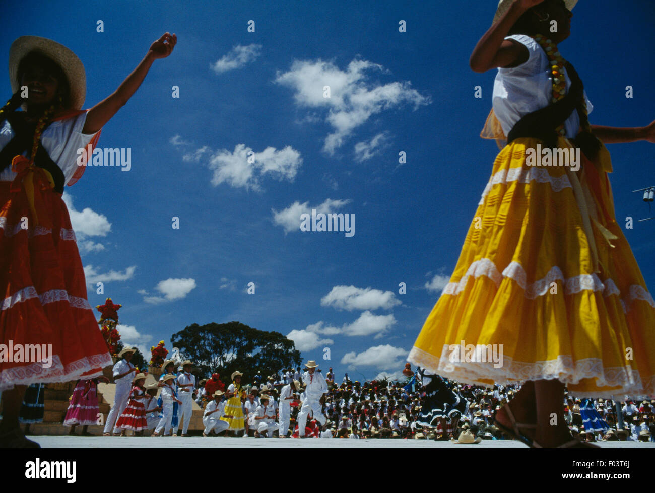 Guelaguetza dances hi-res stock photography and images - Alamy