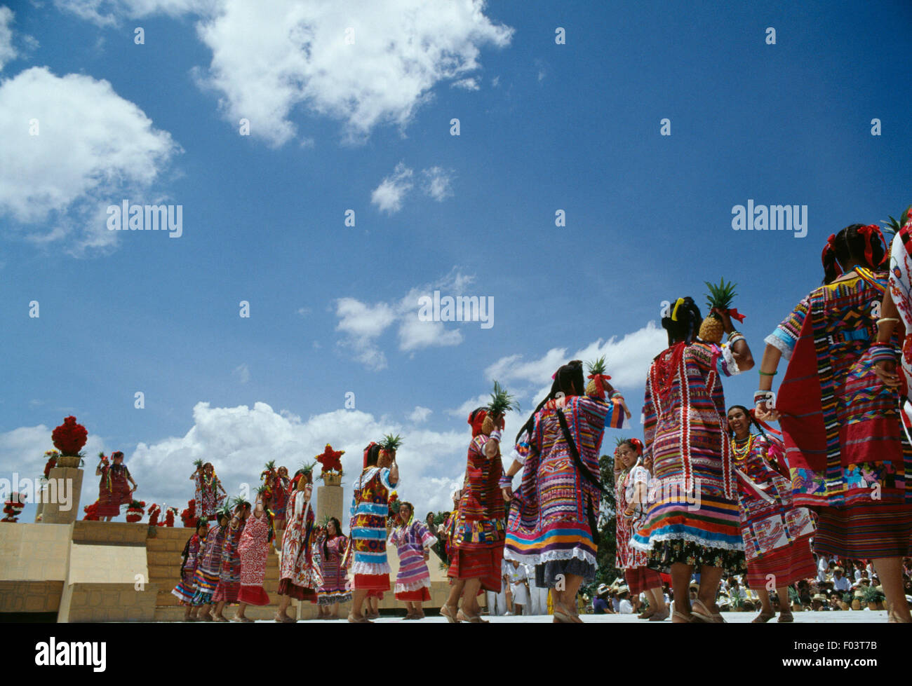 Guelaguetza dances hi-res stock photography and images - Alamy