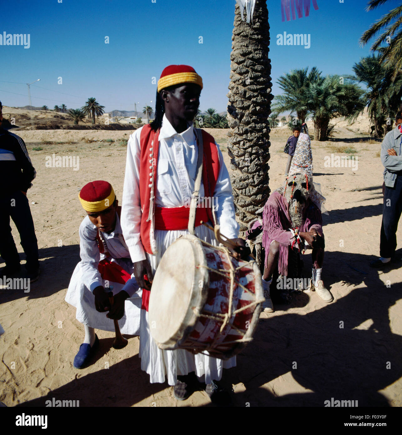 Tunisian man in traditional berber hi-res stock photography and images ...