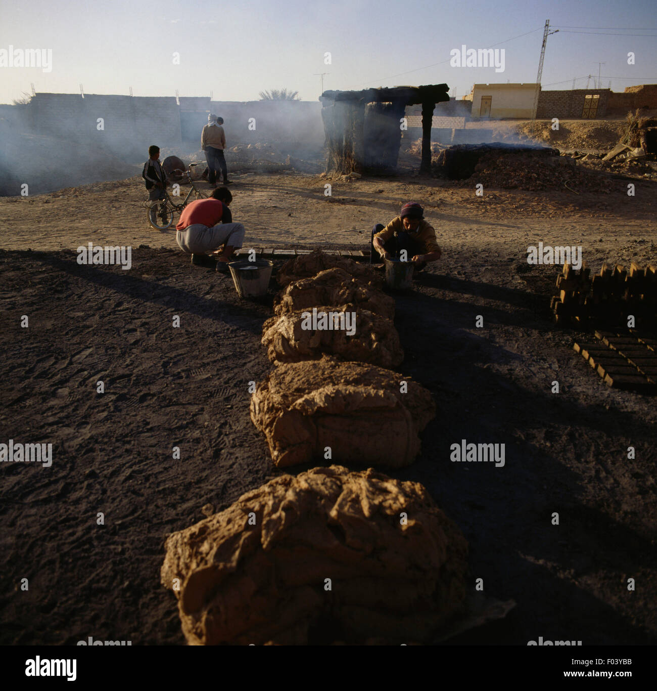 Making bricks, Tozeur, Tunisia Stock Photo - Alamy