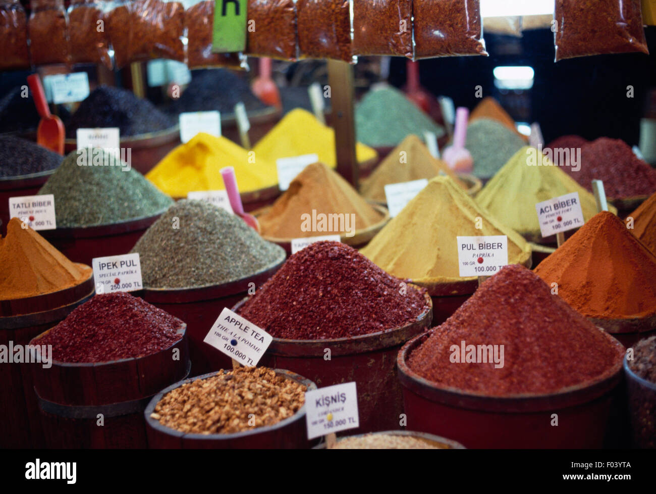 Spices, shop in the Spice bazaar, Egyptian bazaar (Misir Carsisi ...