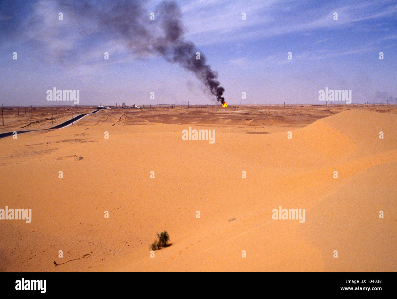 Oil wells near Hassi Messaoud, Sahara Desert, Algeria Stock Photo - Alamy