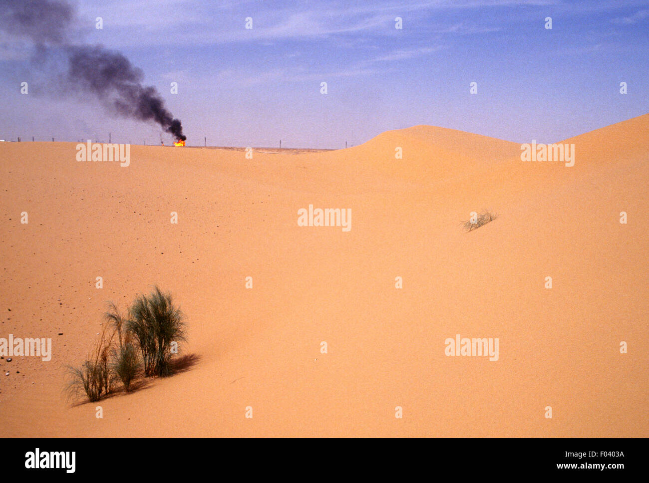 Oil wells near Hassi Messaoud, Sahara Desert, Algeria Stock Photo - Alamy
