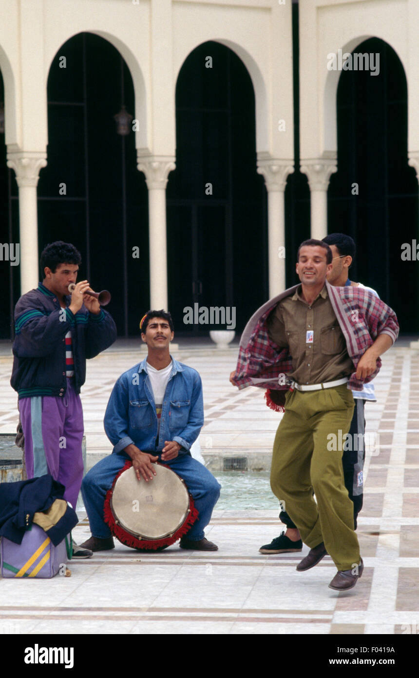 Dancing algeria hi-res stock photography and images - Alamy