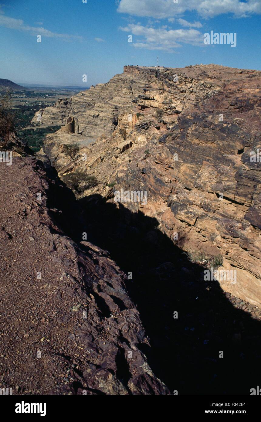 The rock cliff of the Wadi Dhar with tower ruins, Yemen Stock Photo - Alamy